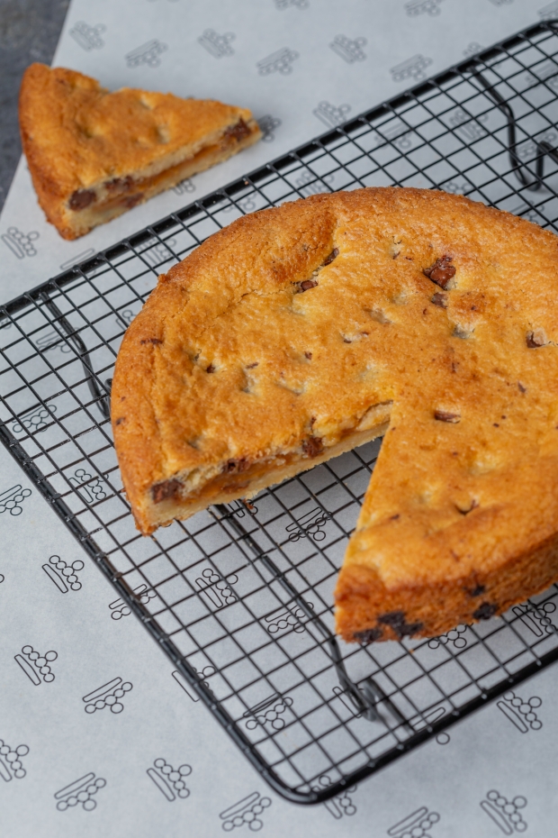 Chocolate Chip Caramel Boterkoek | Royal Steensma